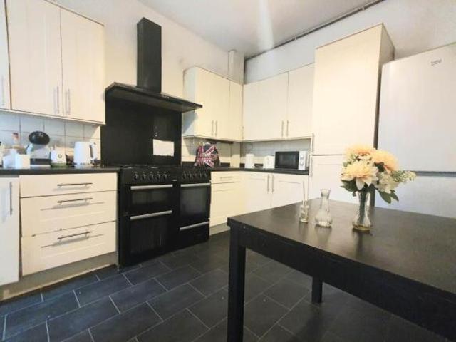 House share for rent in Hereford Road, West Acton, W3