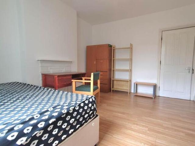 House share for rent in Hereford Road, West Acton, W3