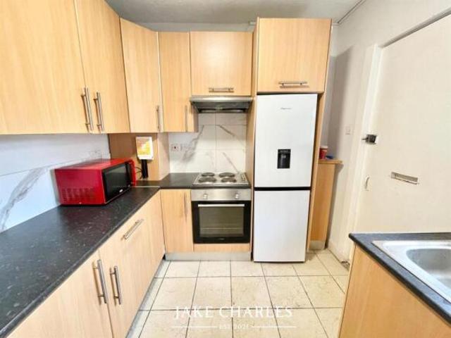 House share for rent in High Road, London, N12