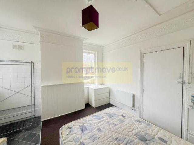 House share for rent in Lyndhurst Road Luton LU1 1LN, LU1