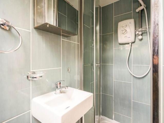 House share for rent in Searles Road, London, SE1