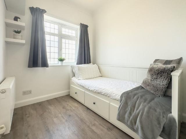 House Share In Barry Avenue, Bexleyheath, Kent DA7, Room to rent, £900 pcm | PrimeLocation