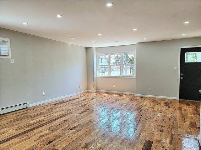 house Springfield Gardens NY ES104922257