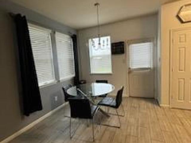Houston House with Dining area. Comfortable & spacious