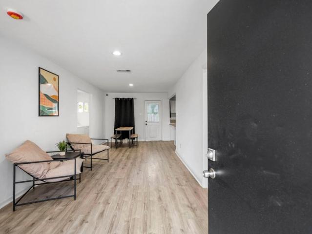 Houston House with Dining area. Homey & comfy
