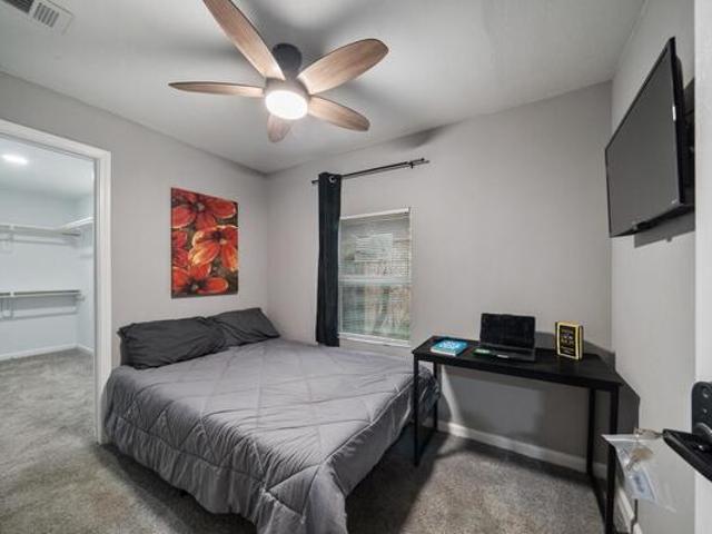 Houston House with Dining area. Newly renovated & cozy