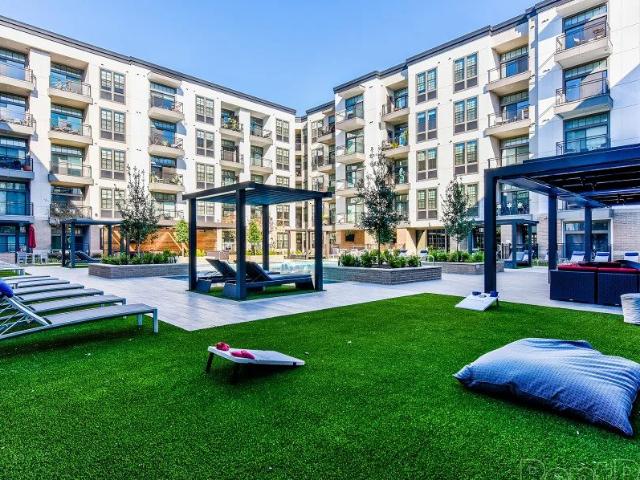 Houston Living: Cozy Two Bedroom Apartment with Walkability