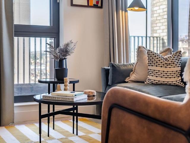 Hove Central, 11 Boulevard Place Hove. 2 bed apartment to rent £2,105 pcm £486 pw