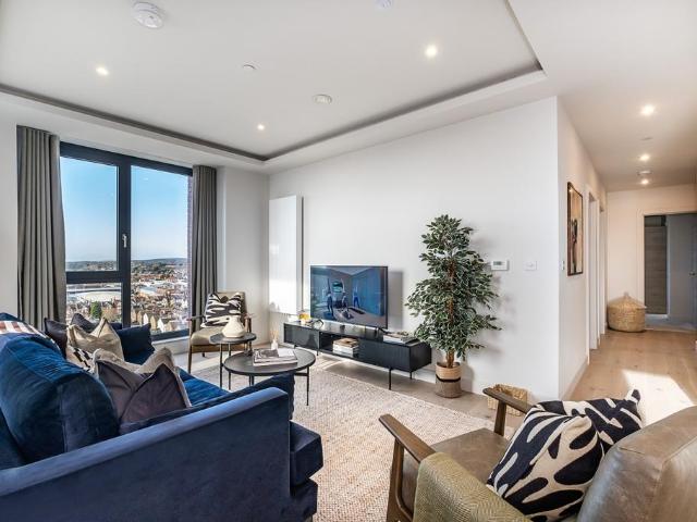 Hove Central, 11 Boulevard Place Hove. 2 bed penthouse to rent £2,700 pcm £623 pw