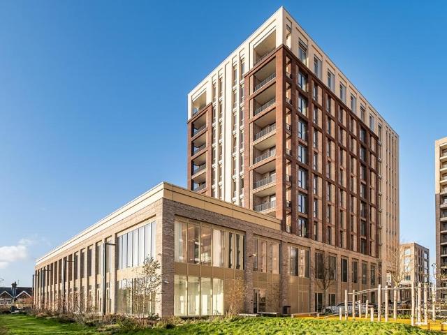 Hove Central, 11 Boulevard Place. 3 bed penthouse to rent £4,135 pcm £954 pw