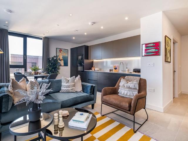 Hove Central, Boulevard Place Hove BN3 2 bed apartment to rent £2,220 pcm £512 pw