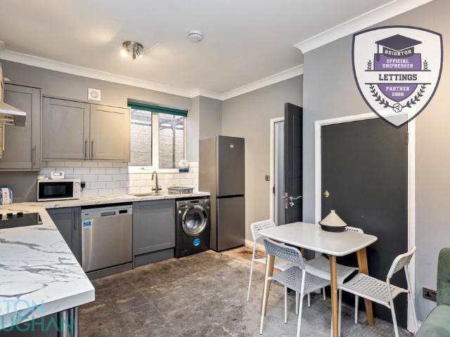 Hove, East Sussex BN3 6 bed end of terrace house to rent £3,250 pcm £750 pw