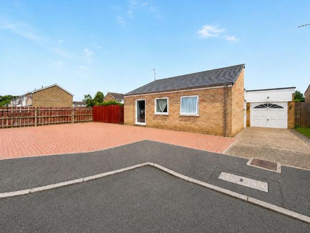 Hoveton Close, King's Lynn PE30 3 bed semi detached bungalow to rent £1,260 pcm £291 pw