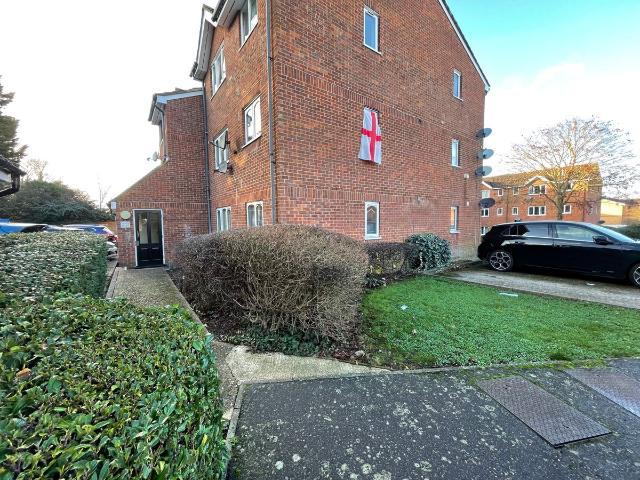Howard Close, Waltham Abbey EN9, 1 bed flat to rent, £1,250 pcm | PrimeLocation