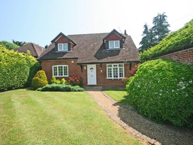 Howard Crescent, Seer Green, HP9 3 bed detached house to rent £3,500 pcm £808 pw