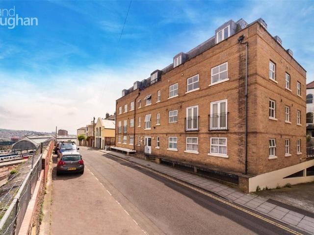 Howard Place, Brighton, East Sussex, BN1 Studio to rent £1,075 pcm £248 pw