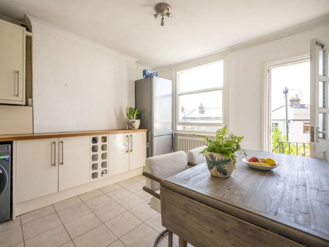 Howard Road, Walthamstow. 3 bed flat to rent £2,550 pcm £588 pw