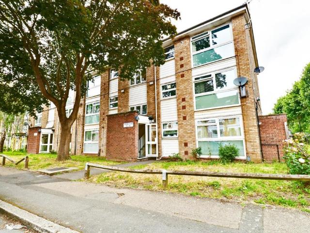 Howard Road, Bromley BR1 2 bed flat to rent £1,575 pcm £363 pw