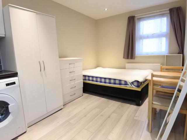 Howard Road, Cricklewood NW2, Studio to rent, £1,050 pcm | PrimeLocation