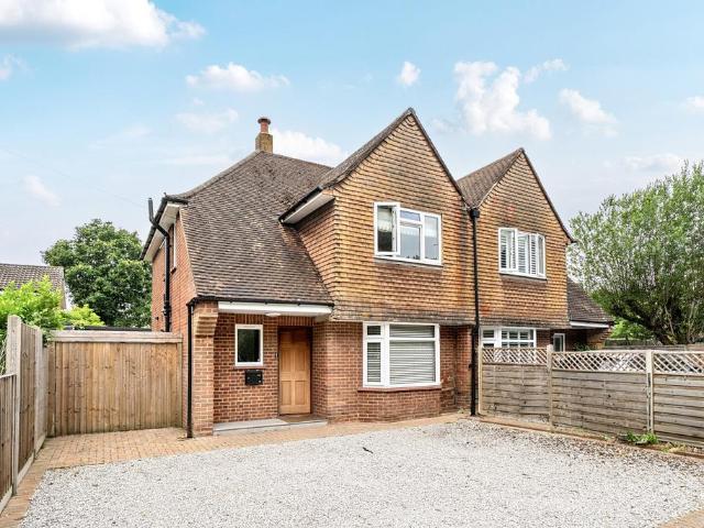 Howard Road, Effingham Junction, KT24 3 bed detached house to rent £3,400 pcm £785 pw