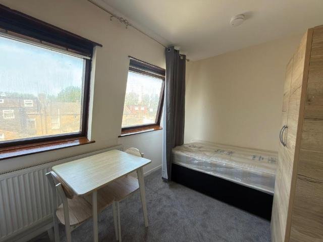 Howard Road, London N15 Studio to rent £1,150 pcm £265 pw