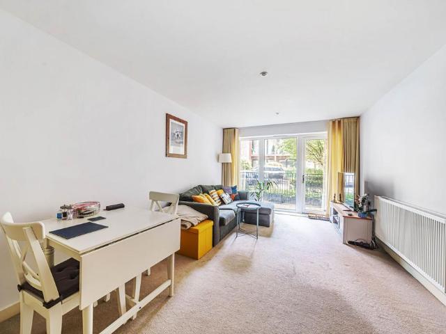 Howard Road, Stanmore, HA7 2 bed flat to rent £2,095 pcm £483 pw