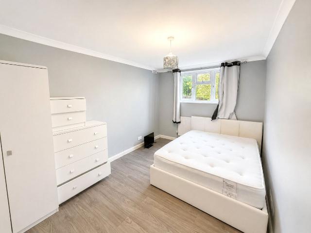 Howards Road, Woking, Surrey GU22, Room to rent, £900 pcm | PrimeLocation