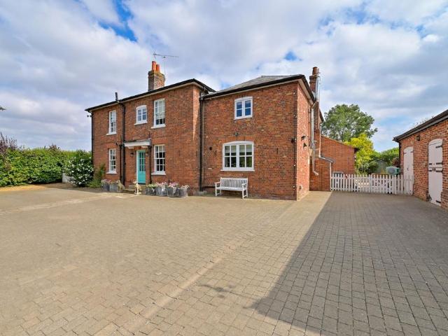 Howe Lane, Binfield, Bracknell. 5 bed detached house to rent £7,500 pcm £1,731 pw