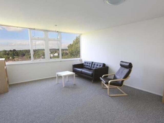Howecroft Court, Eastmead Lane, 2 Bedroom Flat