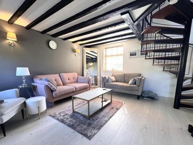 Howell Hill Close, Mentmore, 2 Bedroom Character