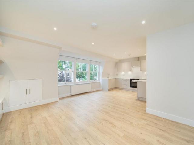 Howitt Road, London NW3 3 bed flat to rent £4,500 pcm £1,038 pw