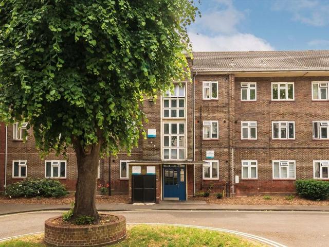 Howland Estate, London SE16 2 bed flat to rent £2,100 pcm £485 pw