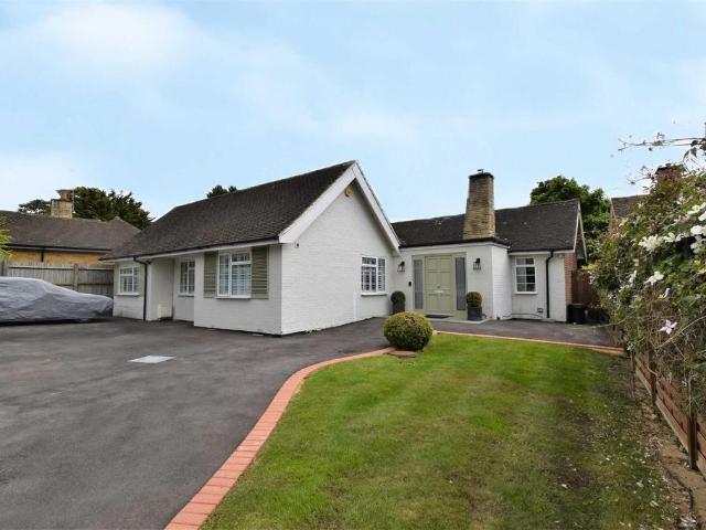 Howletts Lane, Ruislip HA4 4 bed detached bungalow to rent £3,450 pcm £796 pw