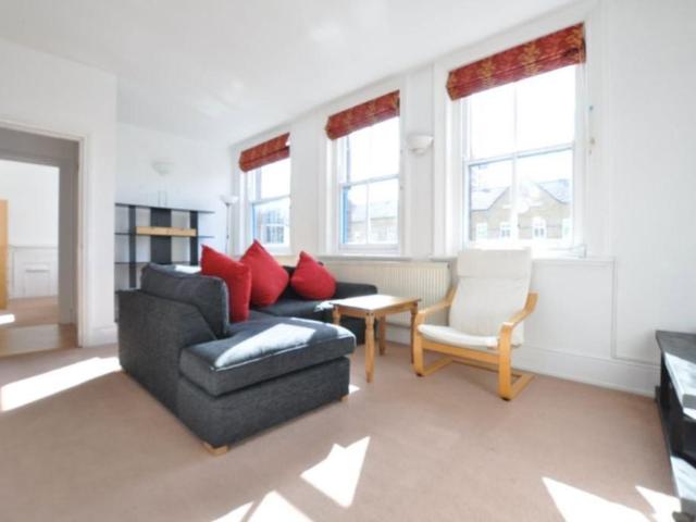 Hoxton Market, London N1 2 bed apartment to rent £2,790 pcm £644 pw