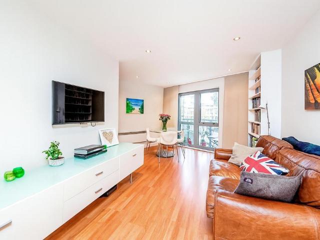 Hoxton Square, Shoreditch, N1 2 bed apartment to rent £3,200 pcm £738 pw