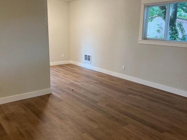 Hoyt Street Plaza 3 Bedroom Apartment for Rent at 10317 Ne Hoyt St, Portland, OR 97220 Hazelwood
