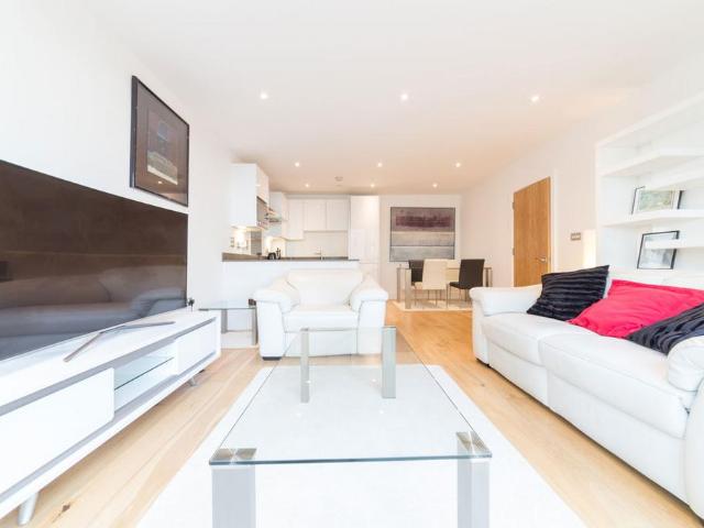 Hoy Street, London E16 3 bed flat to rent £2,800 pcm £646 pw