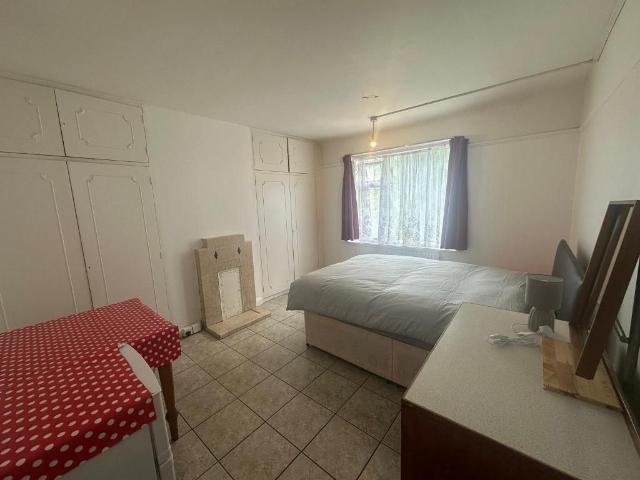 Hoylake Road, East Acton, London W3, Room to rent, £850 pcm | PrimeLocation