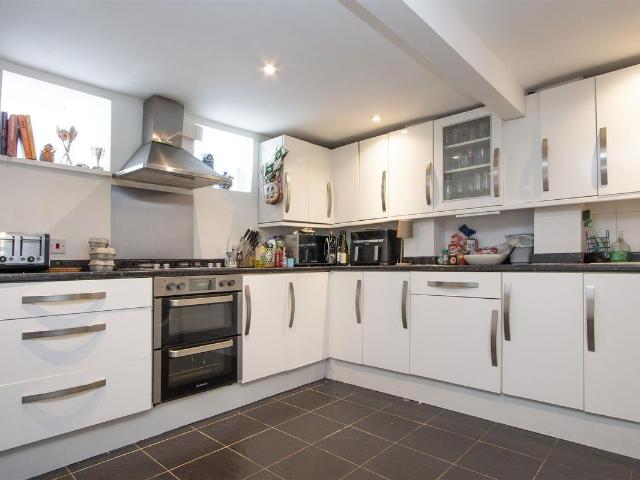 Hoyle Road, London SW17, 3 bed flat to rent, £3,000 pcm | PrimeLocation