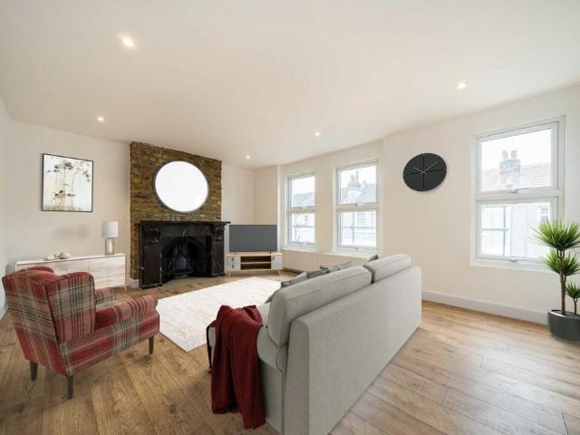 Hoyle Road, London SW17 4 bed flat to rent £3,800 pcm £877 pw