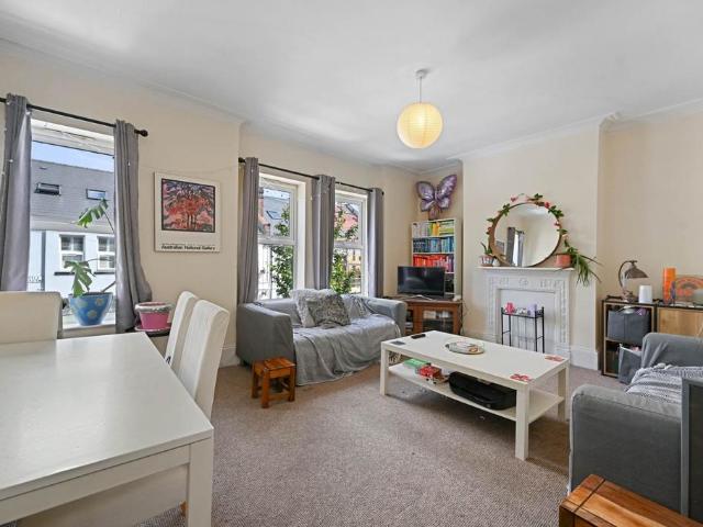 Hoyle Road, Tooting Broadway, SW17 0RS 3 bed flat to rent £2,700 pcm £623 pw