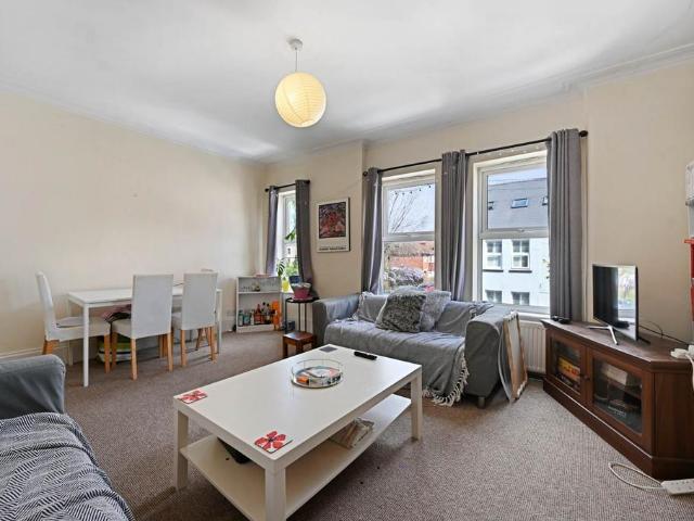 Hoyle Road, Tooting Broadway, SW17 0RS 3 bed flat to rent £2,700 pcm £623 pw