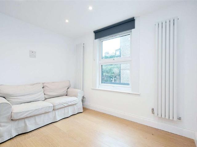 HMO friendly A beautifully presented three double bedroom apartment to rent on a quiet residential road moments to Queens Park