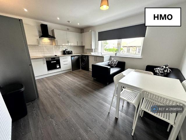 Hmo Licensed Wedderlea Drive. 4 bed flat to rent £2,000 pcm £462 pw