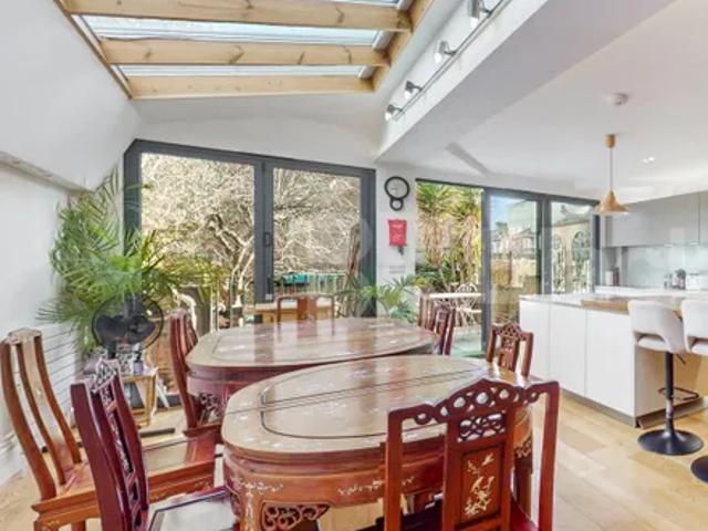 HSBC UK, 176 Camden High Street, London, NW1 8QL, United Kingdom | 6 bed house for rent #166631278 | Rentberry