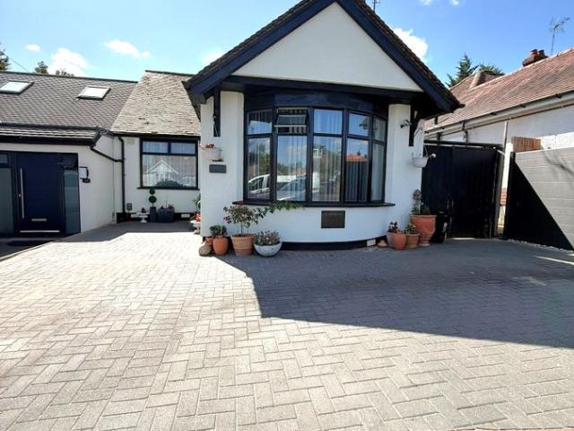 Humberstone Close, Luton LU4, 3 bed semi detached bungalow to rent, £1,650 pcm | PrimeLocation