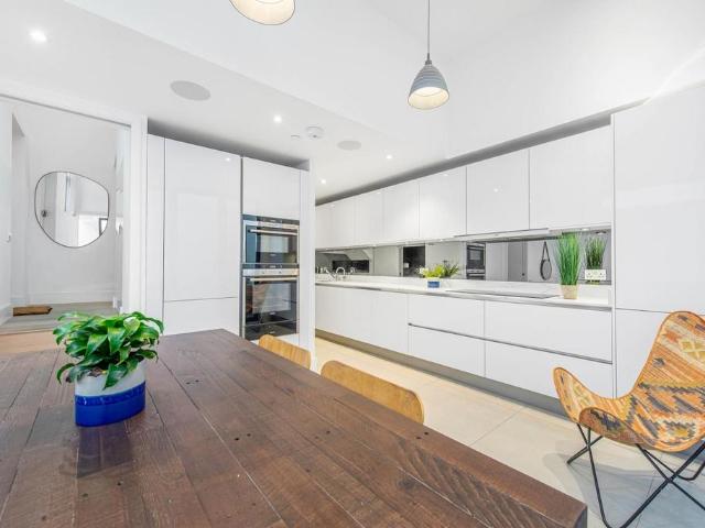 Humbolt Road, London, W6 2 bed end of terrace house to rent £3,450 pcm £796 pw