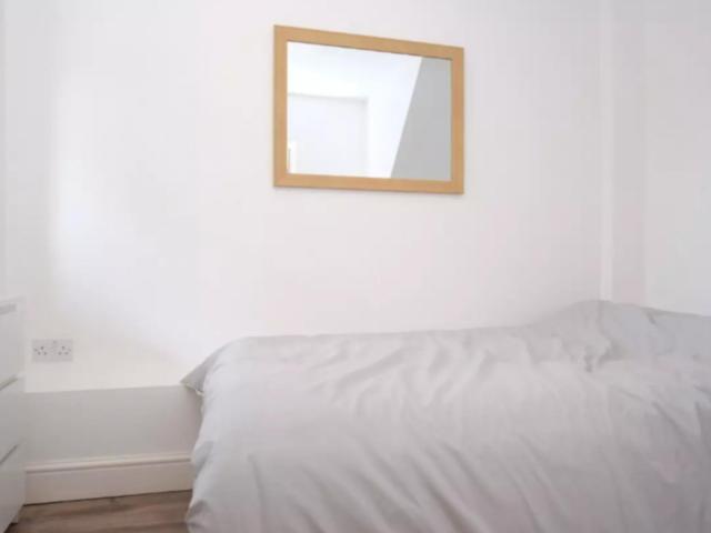 Humble double bedroom next to Stepney Green Park Has a Room