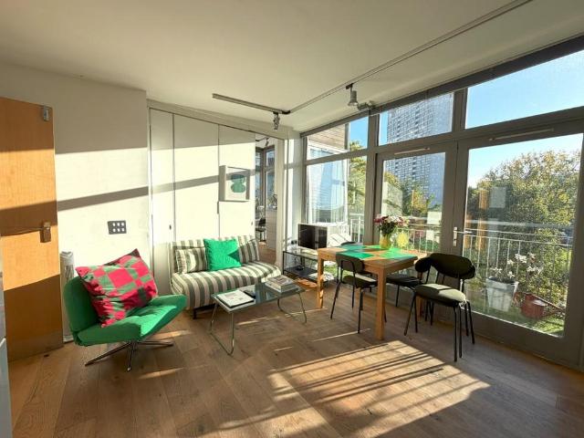 Hunt Close, Holland Park, London, W11 3 bed flat to rent £3,890 pcm £898 pw