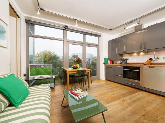 Hunt Close, Holland Park, London, W11 3 bed flat to rent £3,890 pcm £898 pw